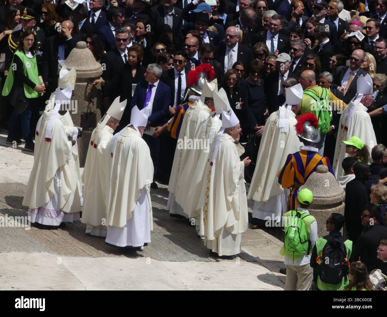 St. Peter's Square, The Vatican, Vatican City. May 18, 2025. Greeting over 300,000 worshippers ...