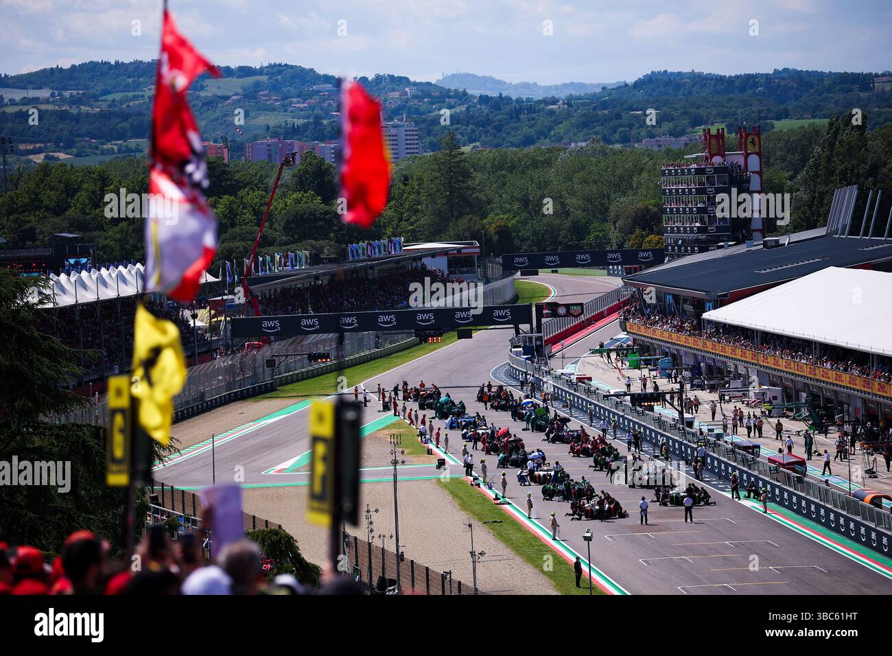 Imola, Italie. 18th May, 2025. General view of the starting grid during ...