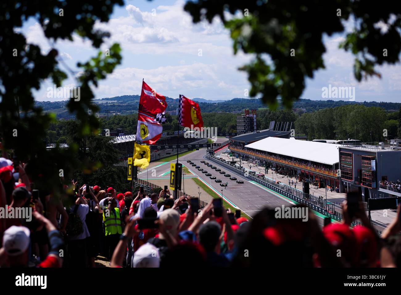 Imola, Italie. 18th May, 2025. General view of the starting grid during ...