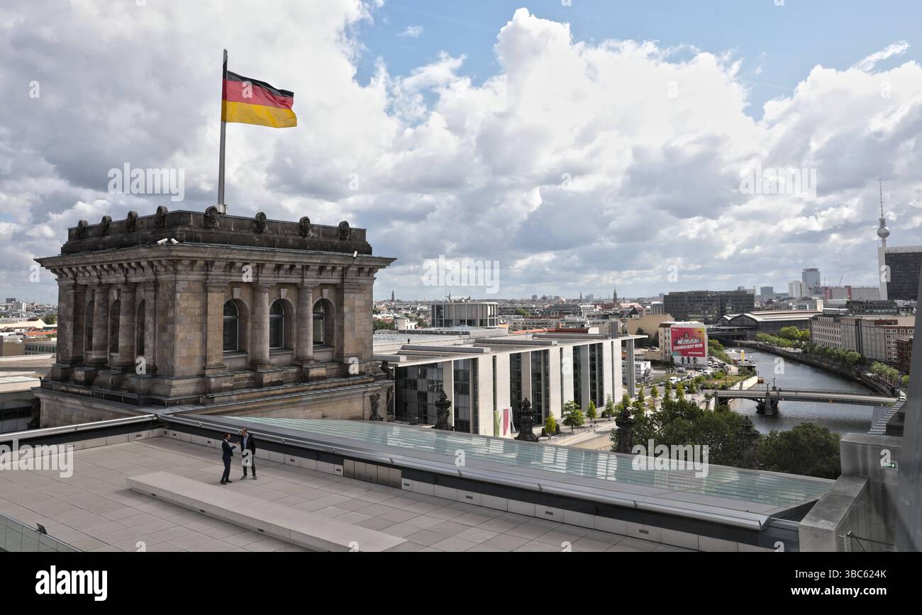 Turm auf dem Reichstagsgebäude in Berlin mit Deutschlandflagge. Turm ...