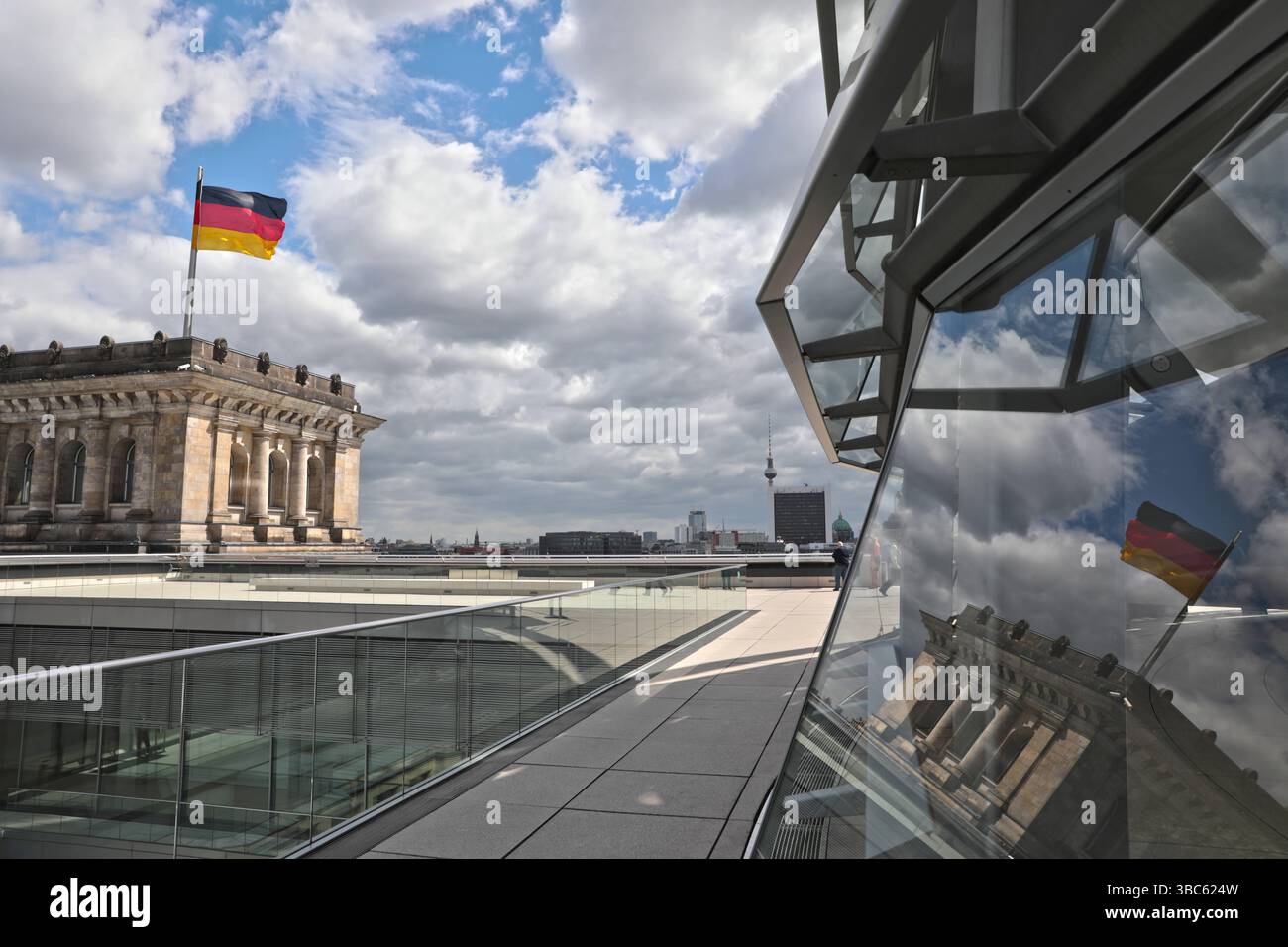 Turm auf dem Reichstagsgebäude in Berlin mit Deutschlandflagge. Turm ...