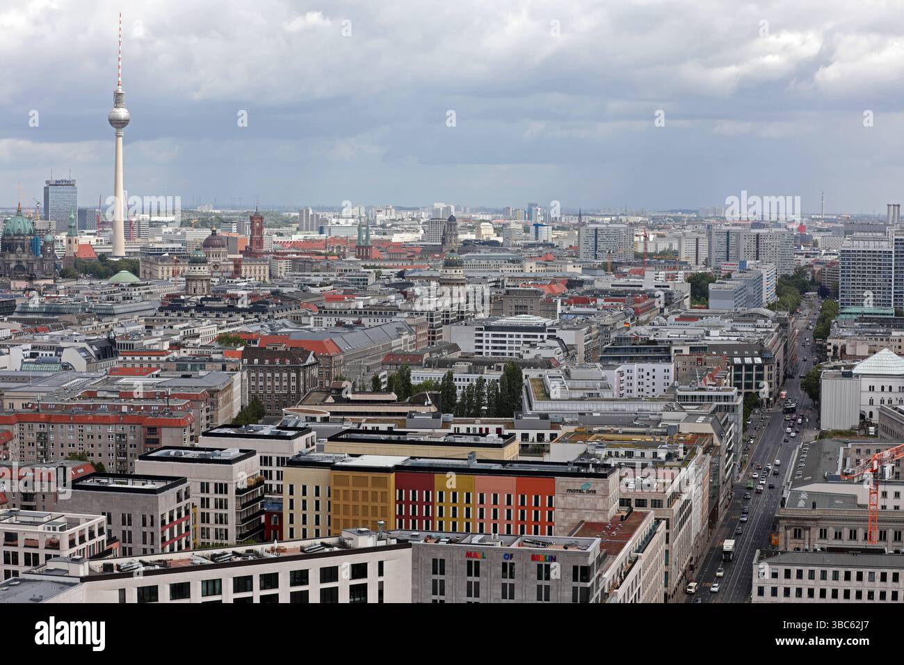Blick über Berlin. Gut erkennbar der Berliner Dom, der Fernsehturm und ...