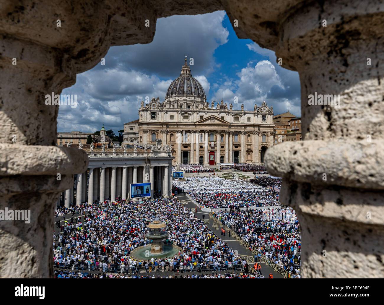 Vatican, . 18th May, 2025. View of St. Peter's Square filled with ...