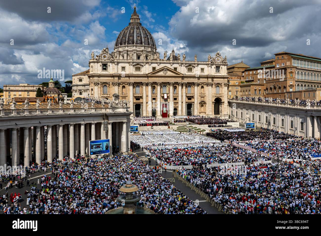 Vatican, . 18th May, 2025. View of St. Peter's Square filled with ...