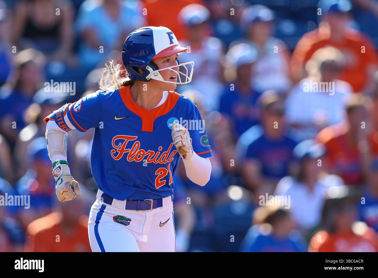 Florida outfielder Taylor Shumaker (21) runs to first base during an ...
