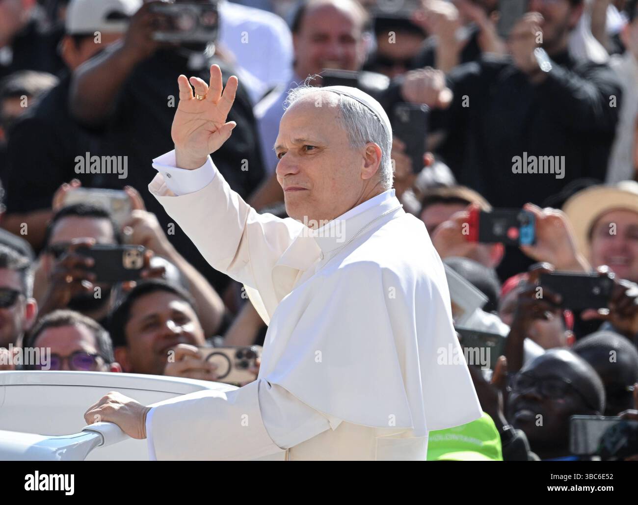Rom, Vatikan 18.05.2025 Papst Leo XIV. mit dem Papamobil auf dem Weg ...