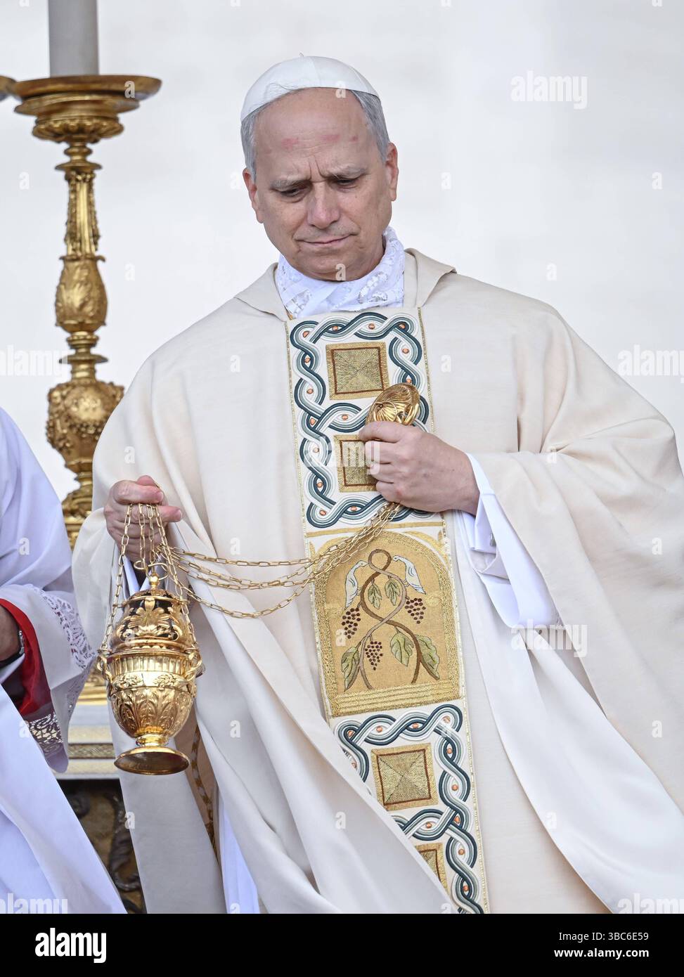 Rom, Vatikan 18.05.2025 Papst Leo XIV. mit Rauchfass bei der Messe zur ...
