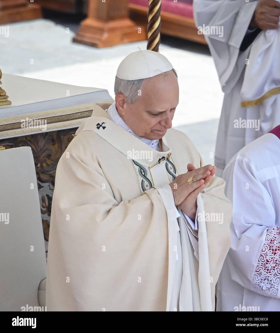 Rom, Vatikan 18.05.2025 Papst Leo XIV. betrachtet seinen Fischerring ...