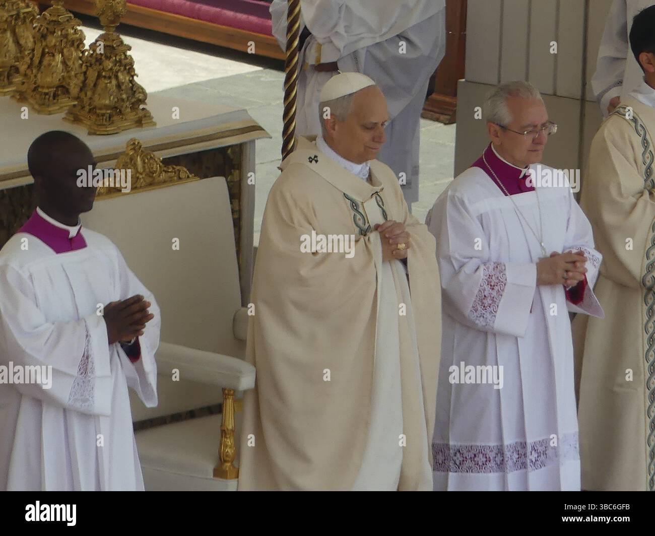 St. Peter's Square, The Vatican, Vatican City. May 18, 2025. Greeting over 300,000 worshippers ...