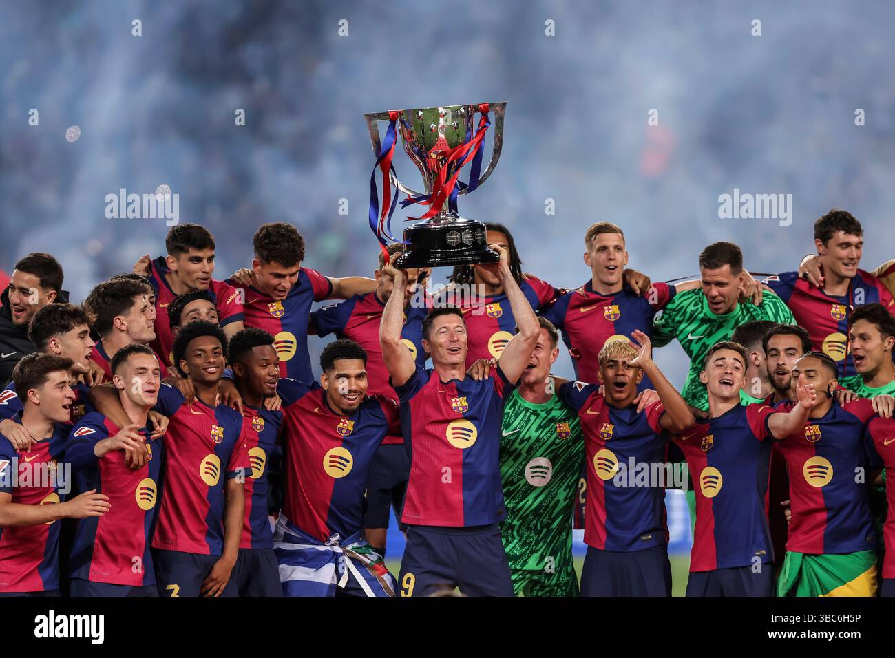 Robert Lewandowski of FC Barcelona celebrates with the trophy after the ...