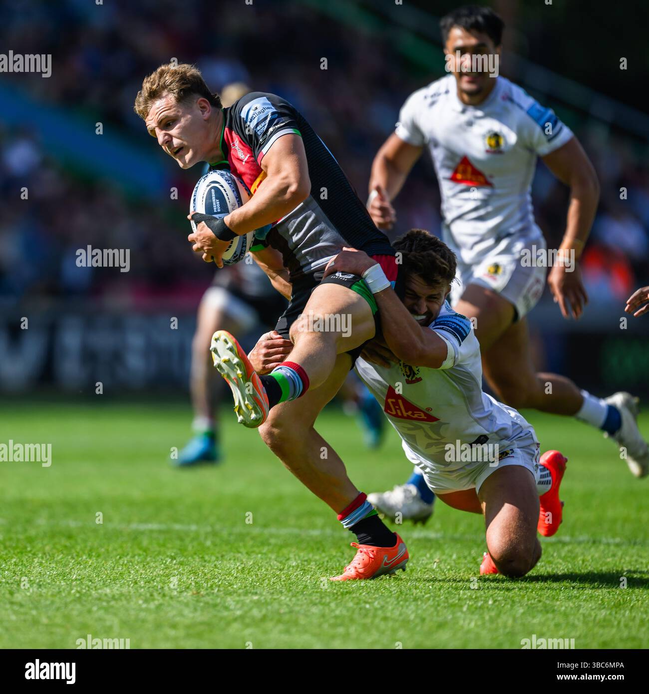 LONDON, UNITED KINGDOM - May 18: Oscar Beard of Harlequins (left) is ...
