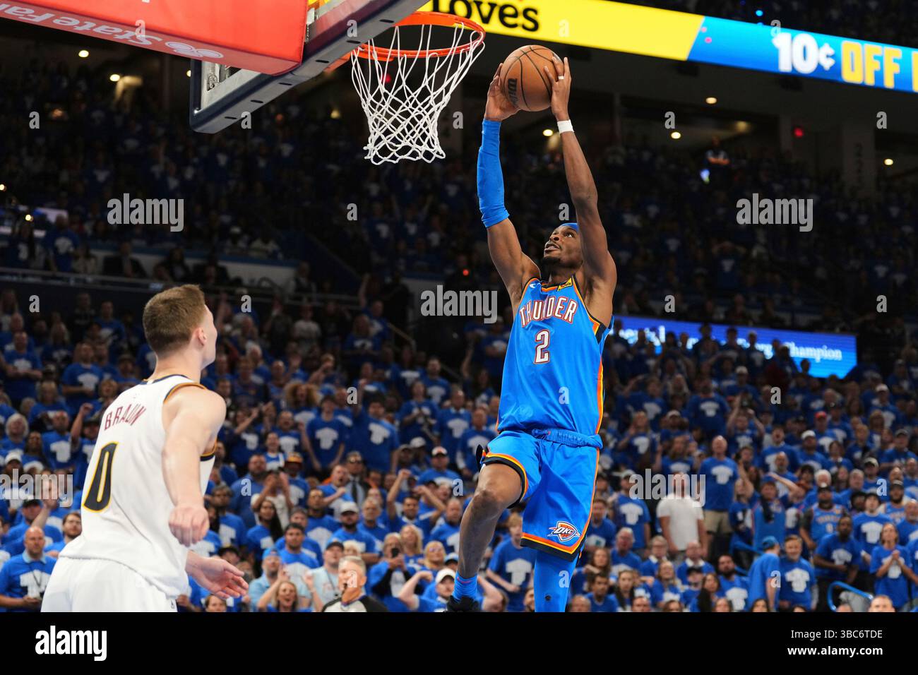 Oklahoma City Thunder's Shai Gilgeous-Alexander (2) leaps to the basket ...