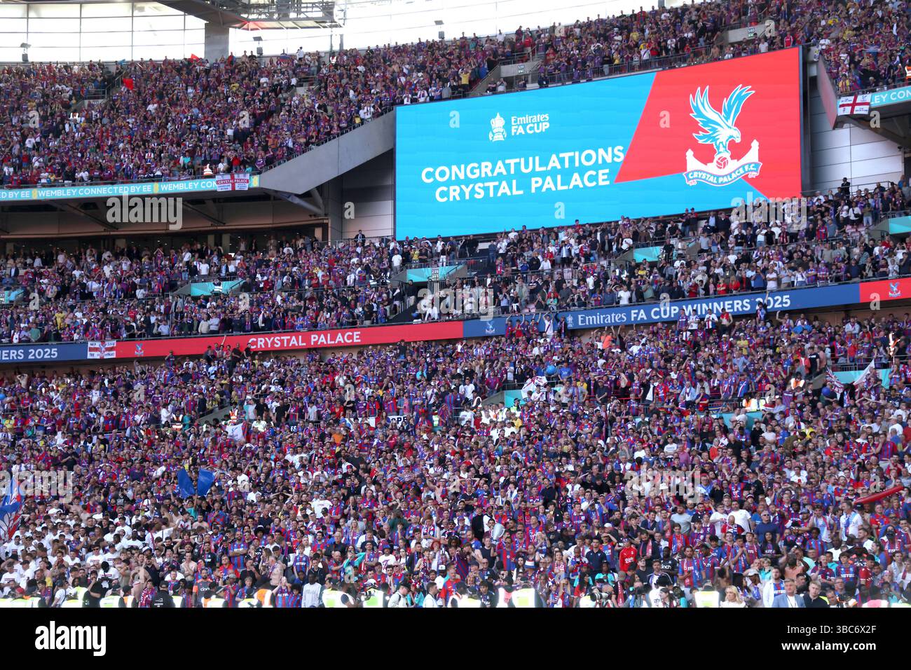 Crystal palace fans wembley 2025 hi-res stock photography and images ...