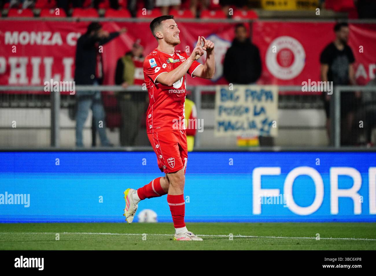 Monza, Italie. 18th May, 2025. Samuele Birindelli (AC Monza) celebrates ...