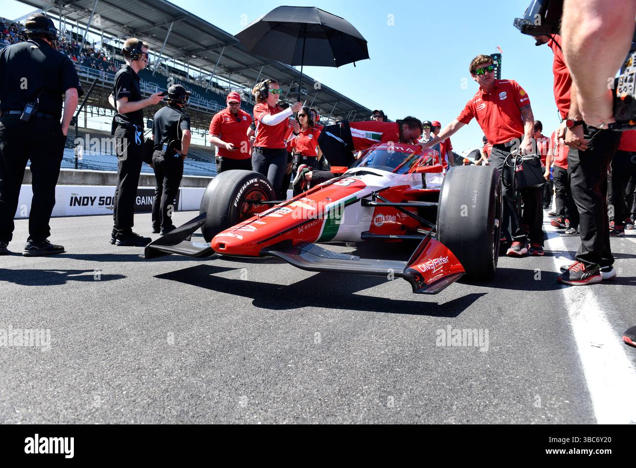 INDIANAPOLIS, IN - MAY 18: Crew members of the Robert Shwartzman (#83 ...