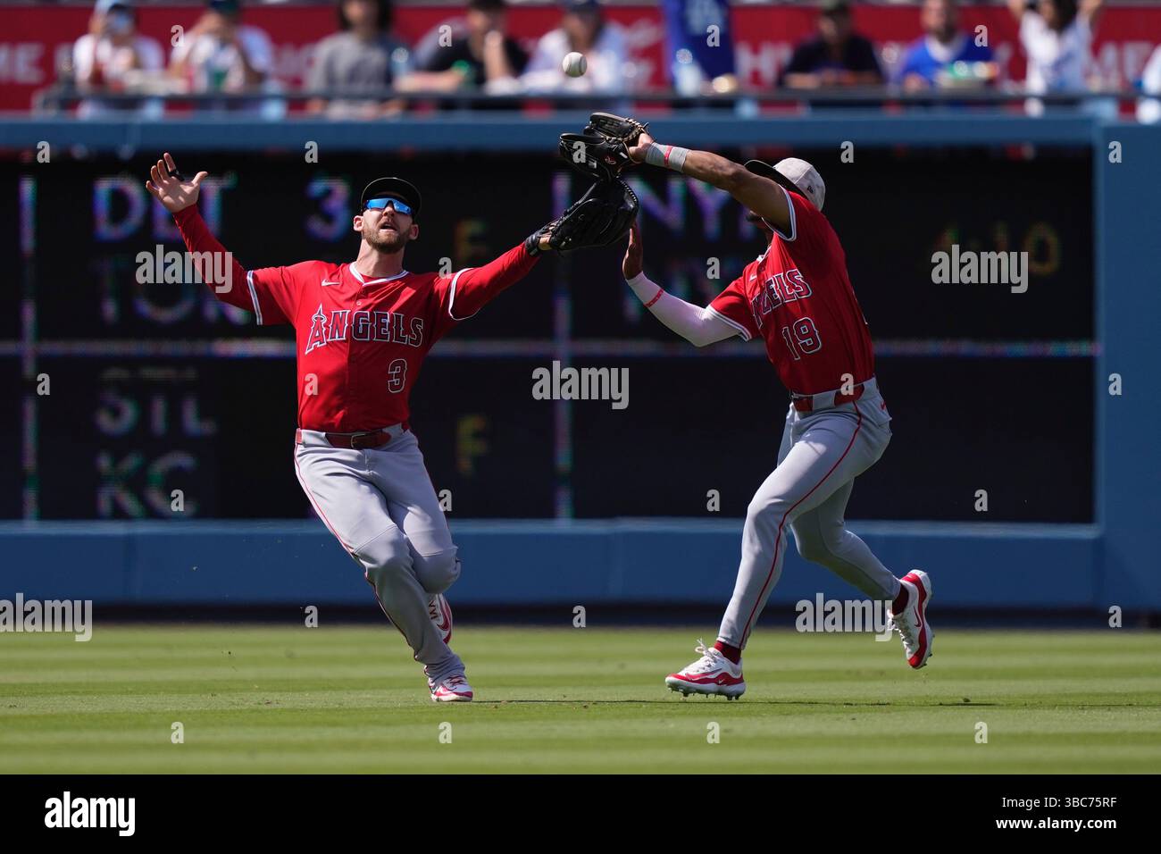 Los Angeles Angels' Kyren Paris, right makes a catch on a ball hit by ...