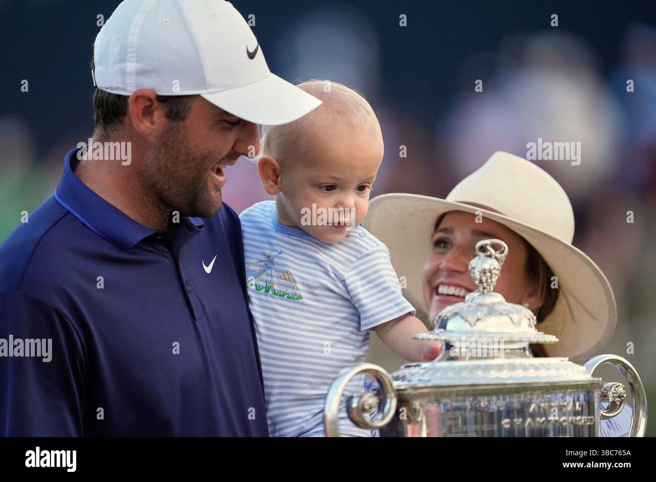 Scottie Scheffler, his wife Meredith pose with their son Bennett after ...