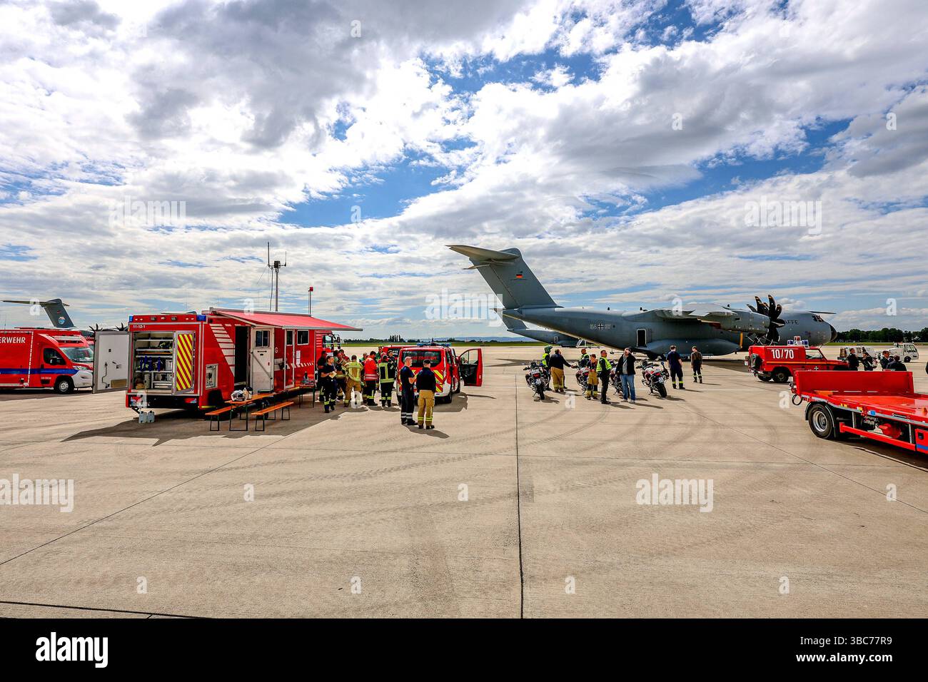 Lastwagen kollidiert auf Vorfeld mit Transportflugzeug Transall C-160 ...