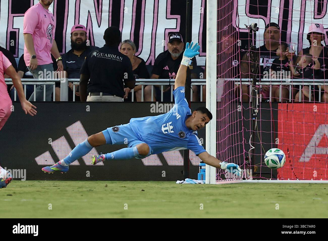 FT. LAUDERDALE, FL - MAY 18: Inter Miami goalkeeper Óscar Ustari (19 ...