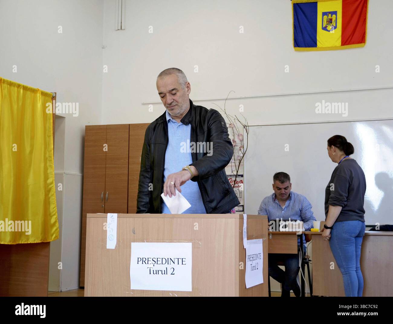 Romanians come to vote for the presidential election in Bucharest ...