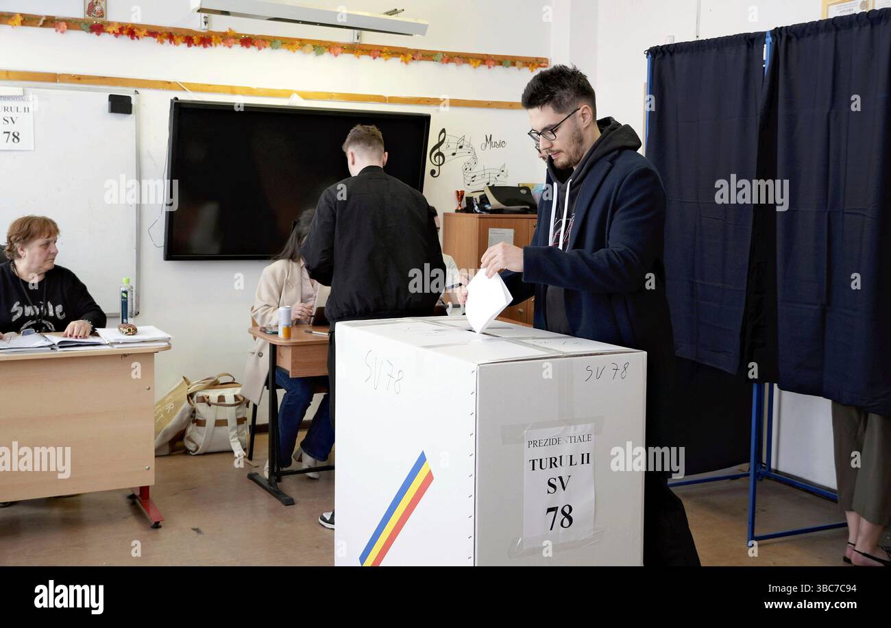 Romanians come to vote for the presidential election in Bucharest ...