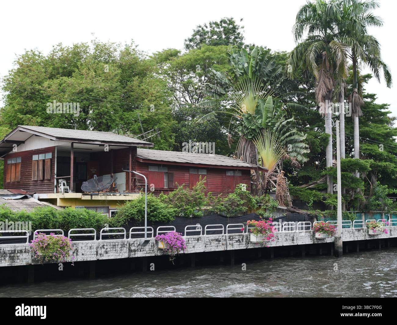 Scenery along Khlong Saen Saep in Bang Kapi District, Bangkok, Thailand on May 18, 2025 Stock ...