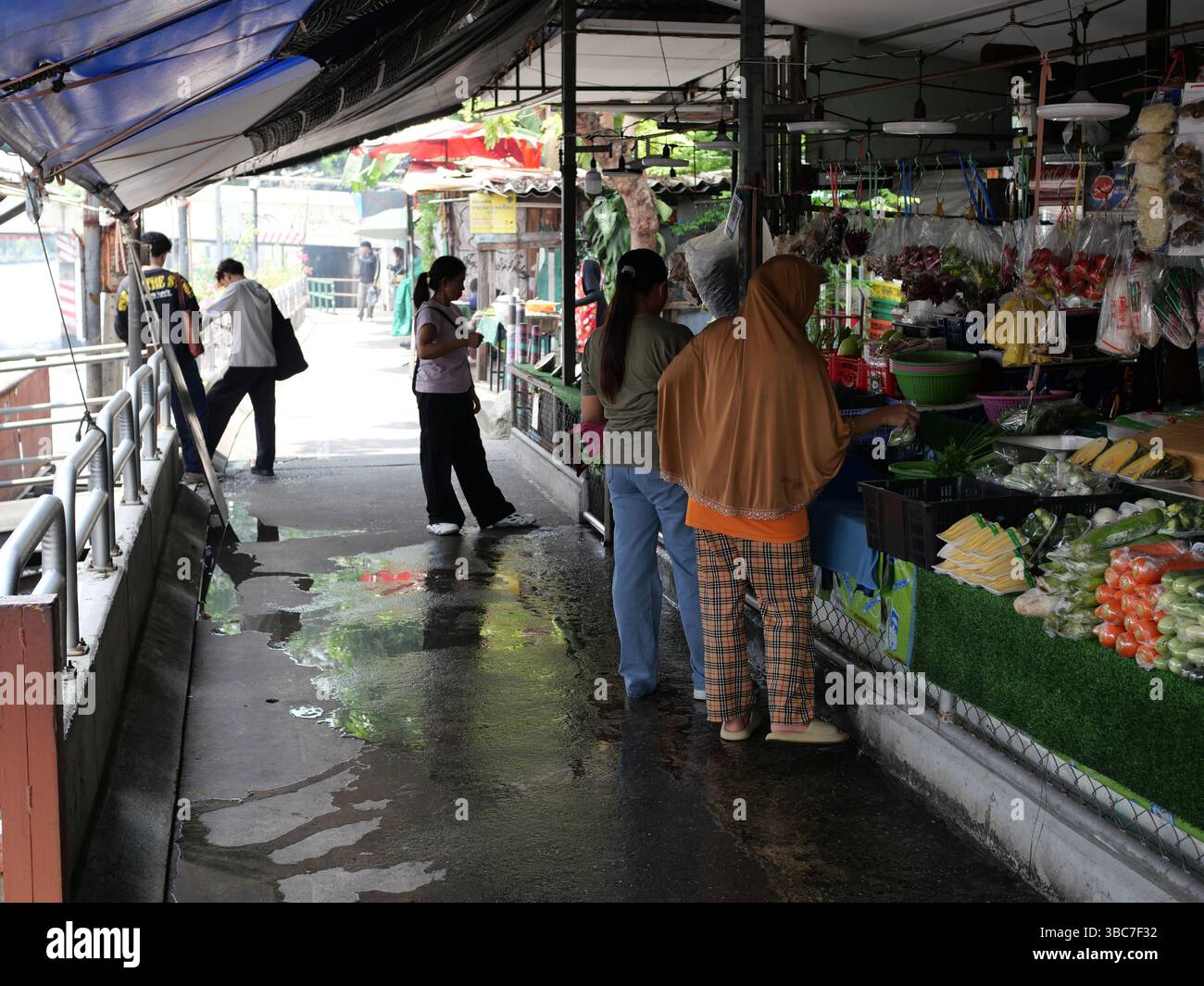 Scenery along Khlong Saen Saep in Bang Kapi District, Bangkok, Thailand ...