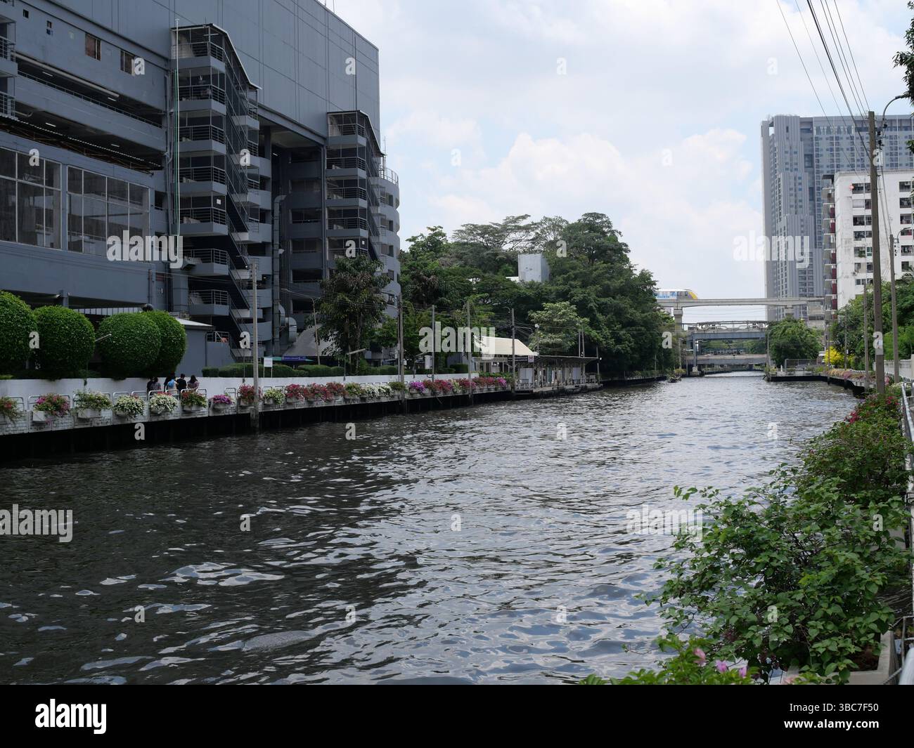 Scenery along Khlong Saen Saep in Bang Kapi District, Bangkok, Thailand ...