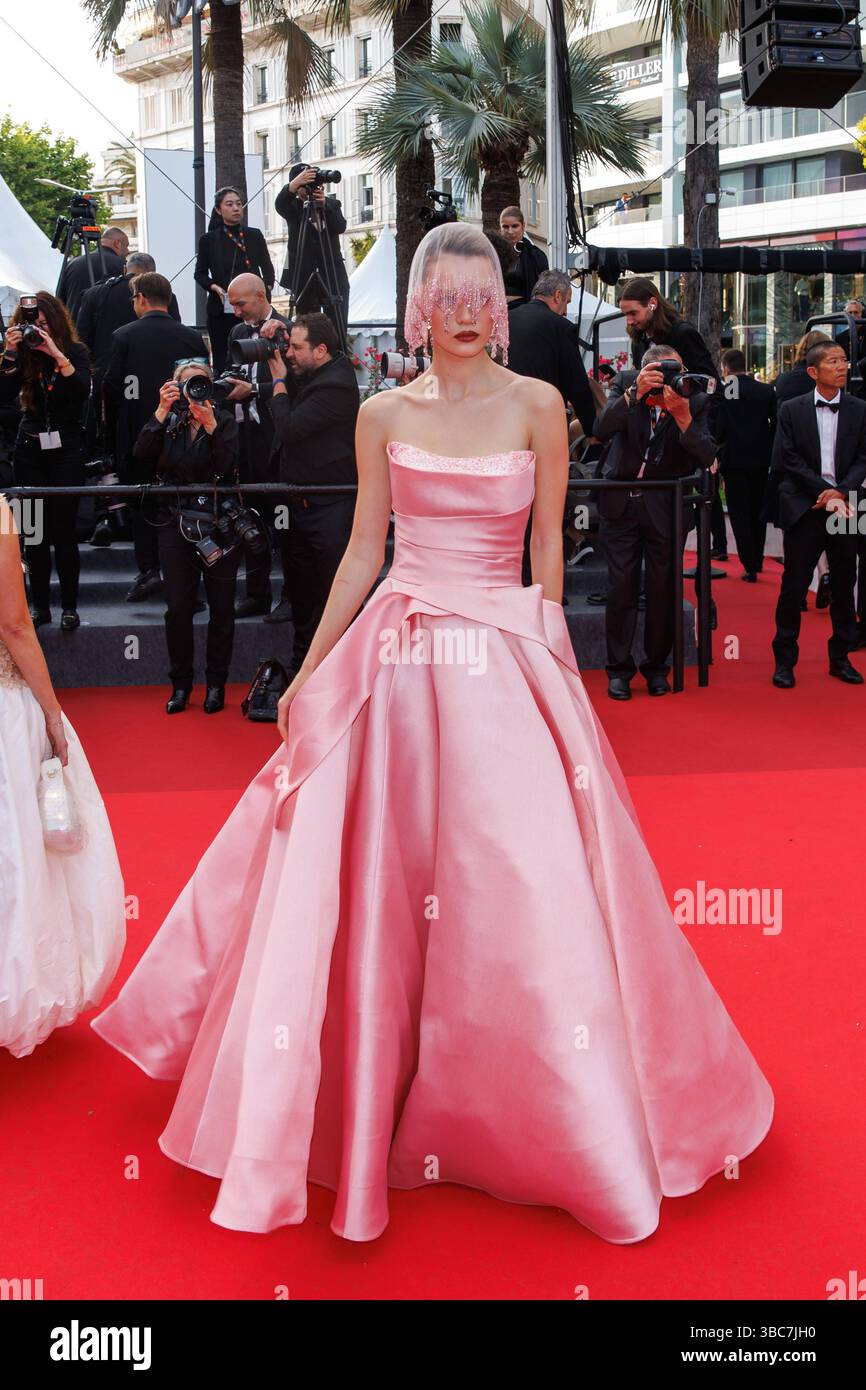 Festival de Cannes - The Phoenician Scheme Red Carpet Dia Anitska bei ...