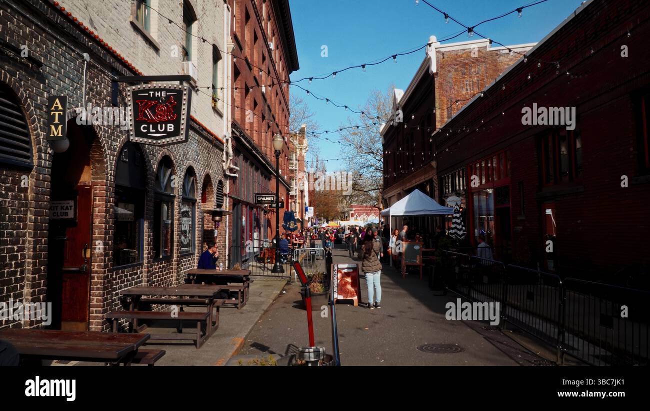 PORTLAND, OREGON - APRIL 14, 2017 - People enjoying a sunny day in ...