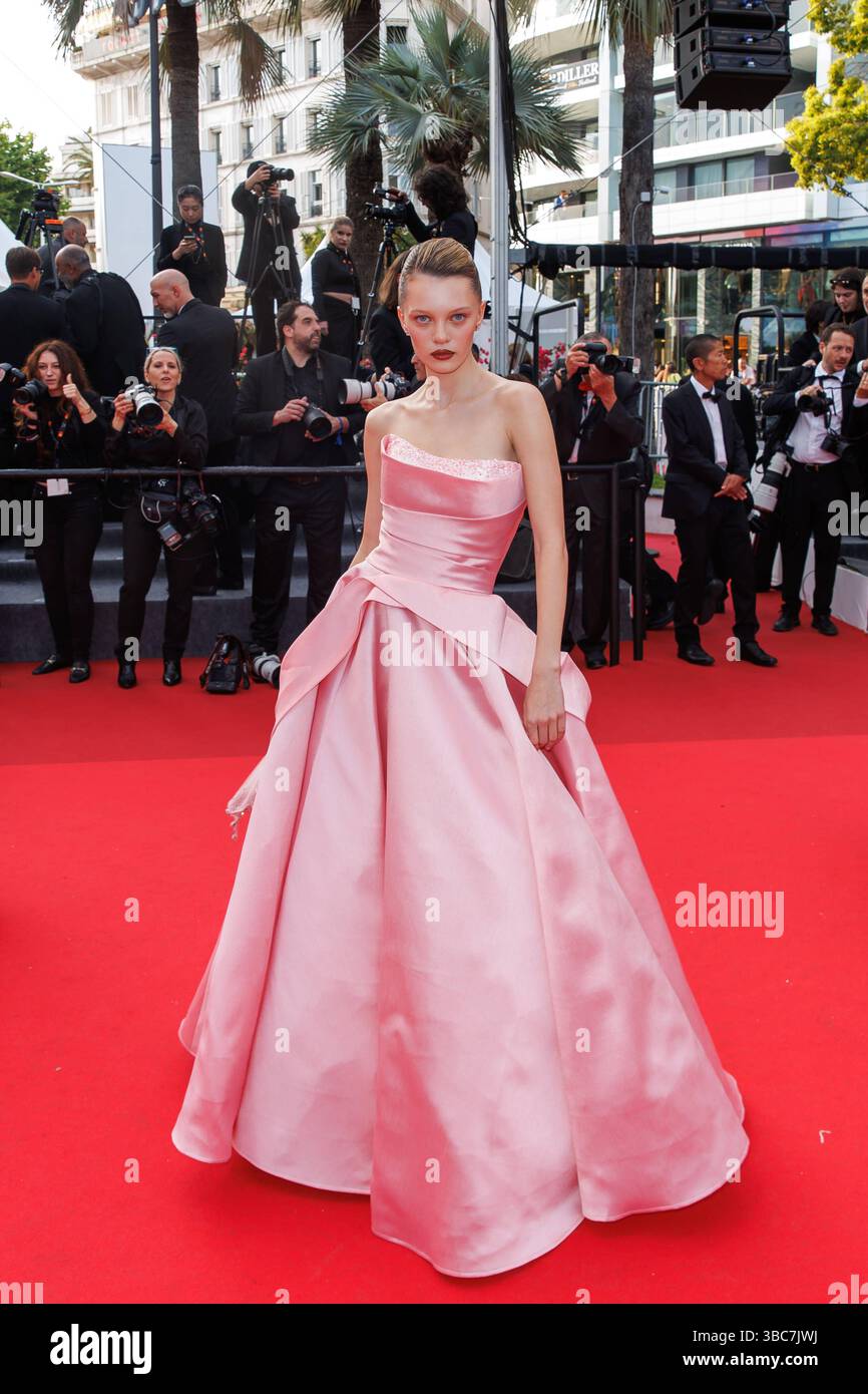 Festival de Cannes - The Phoenician Scheme Red Carpet Dia Anitska bei ...