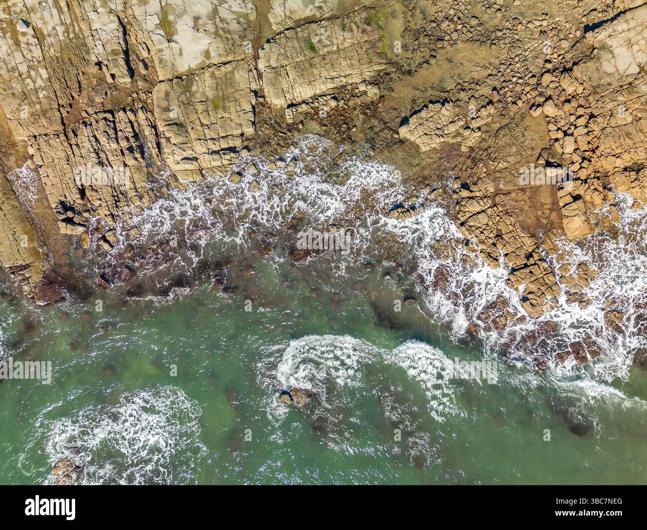 Ocean waves on rock shore hi-res stock photography and images - Alamy