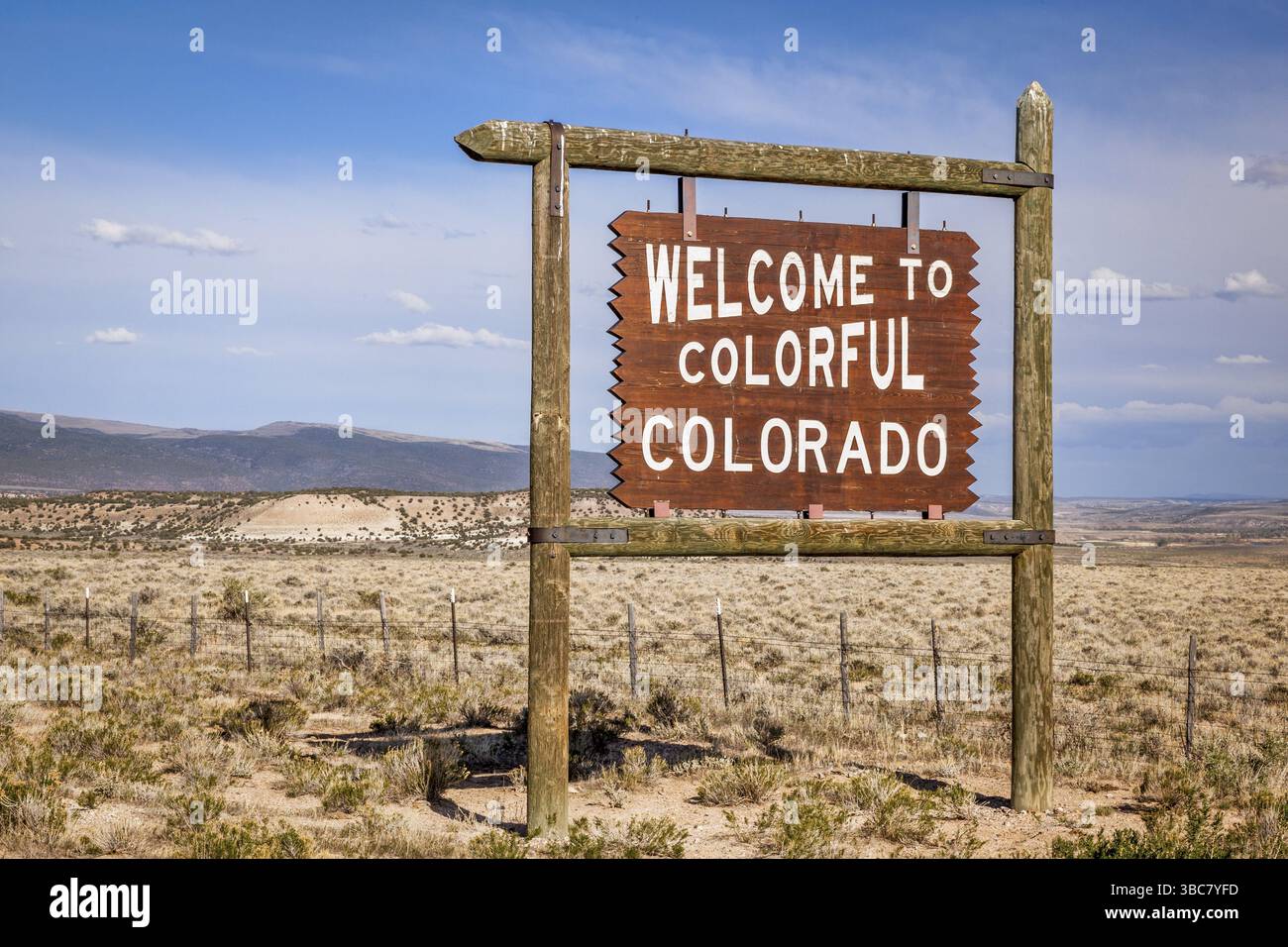 Welcome to Colorado roadside wooden sign at a border with Utah in ...