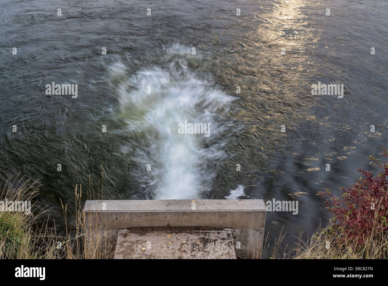 Water flowing to a lake - water diversion from the Poudre River to ...