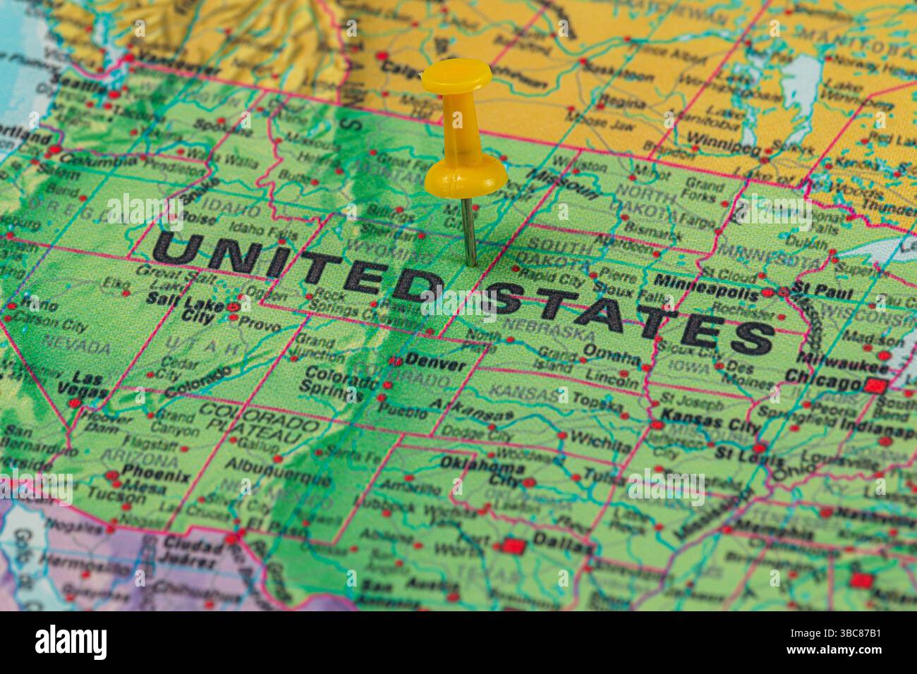 A detailed map showing the United States with a bright yellow pushpin ...