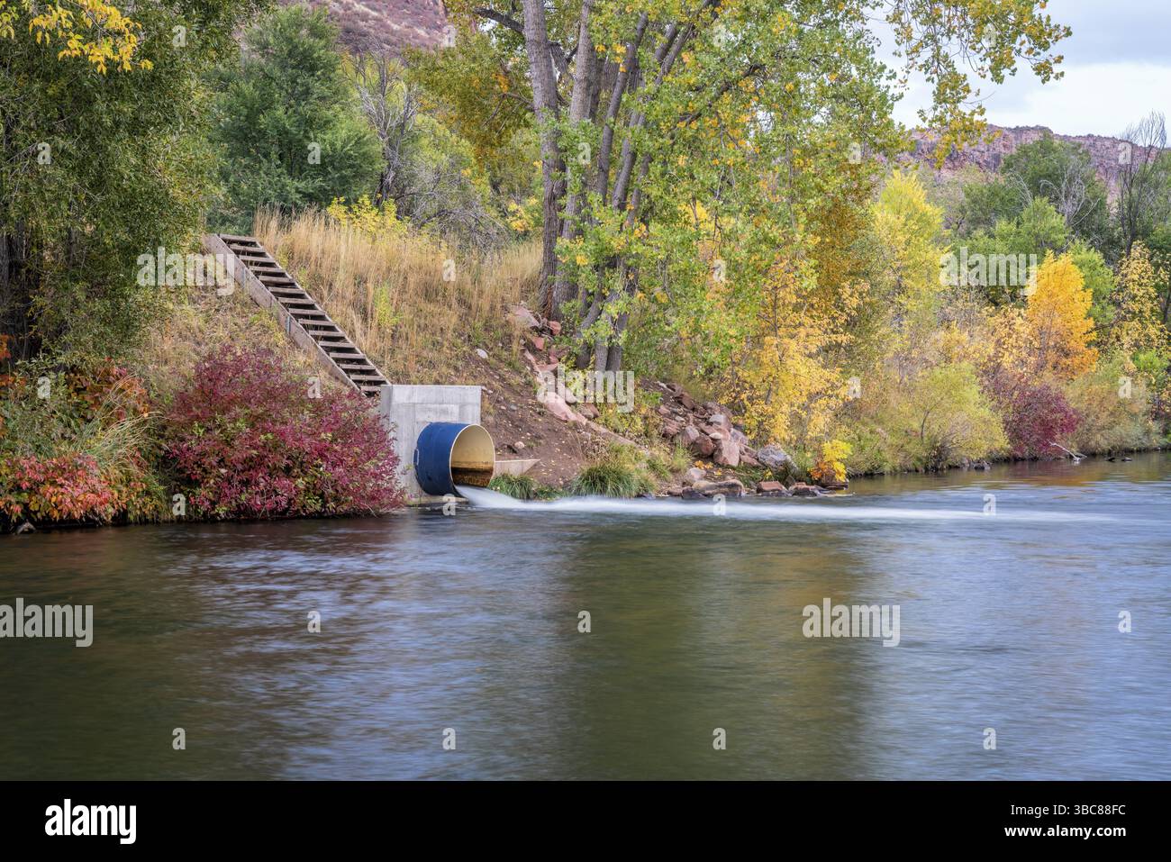 Water flowing to a lake - water diversion from the Poudre River to ...