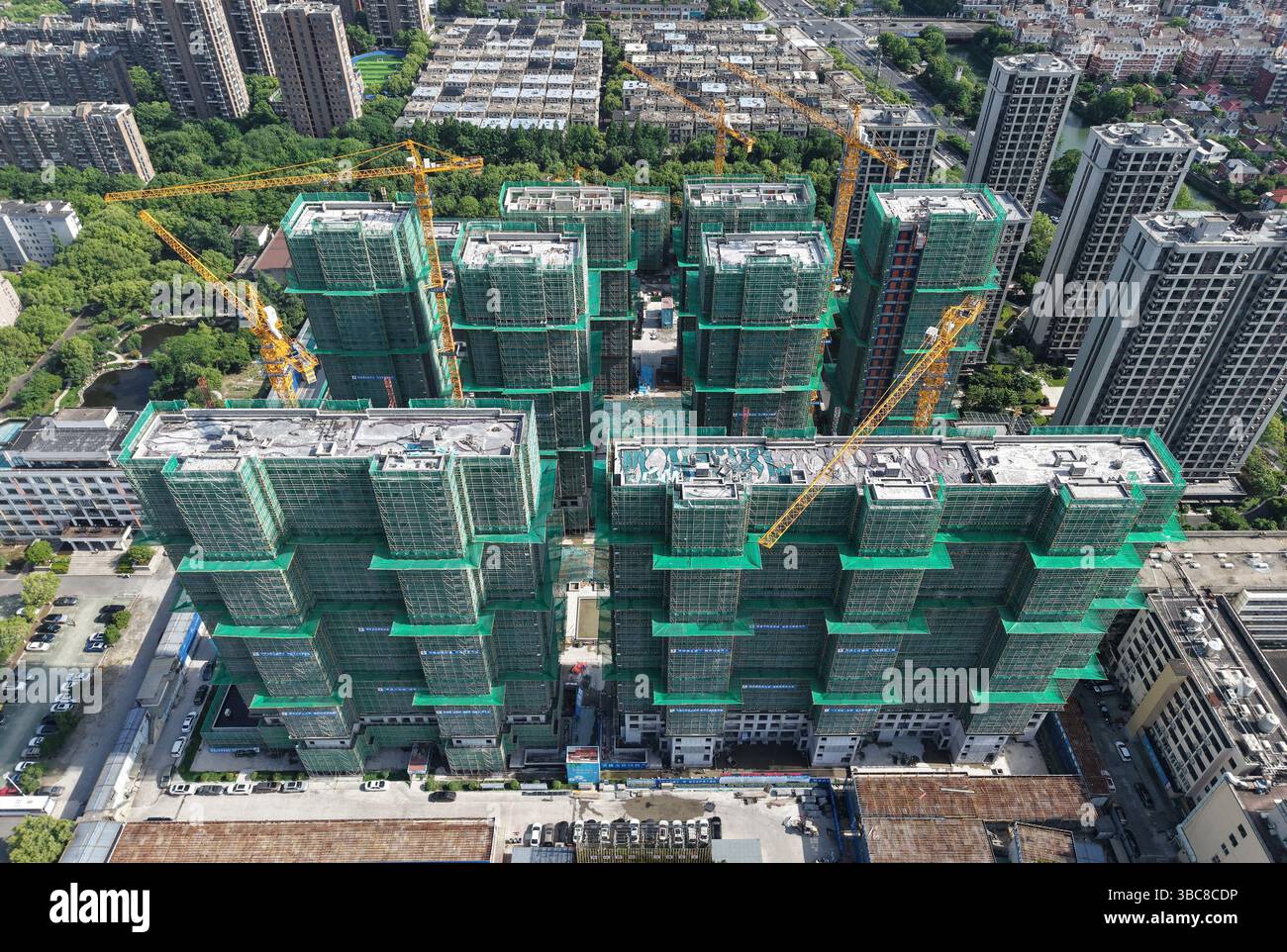 A newly-built commercial housing complex in a community in Hangzhou ...