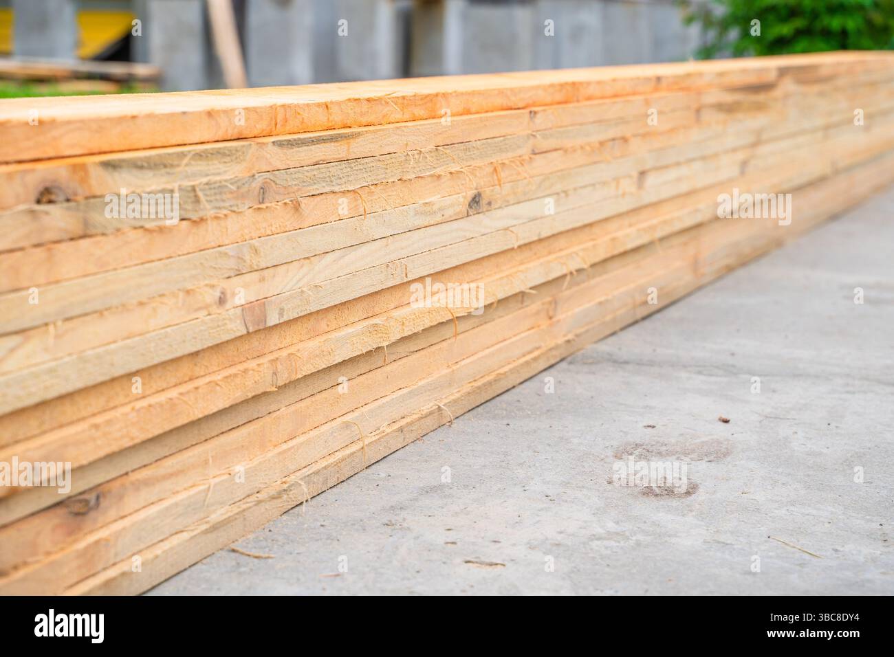 Stacked wooden planks, close-up. Planks for building formwork Stock ...