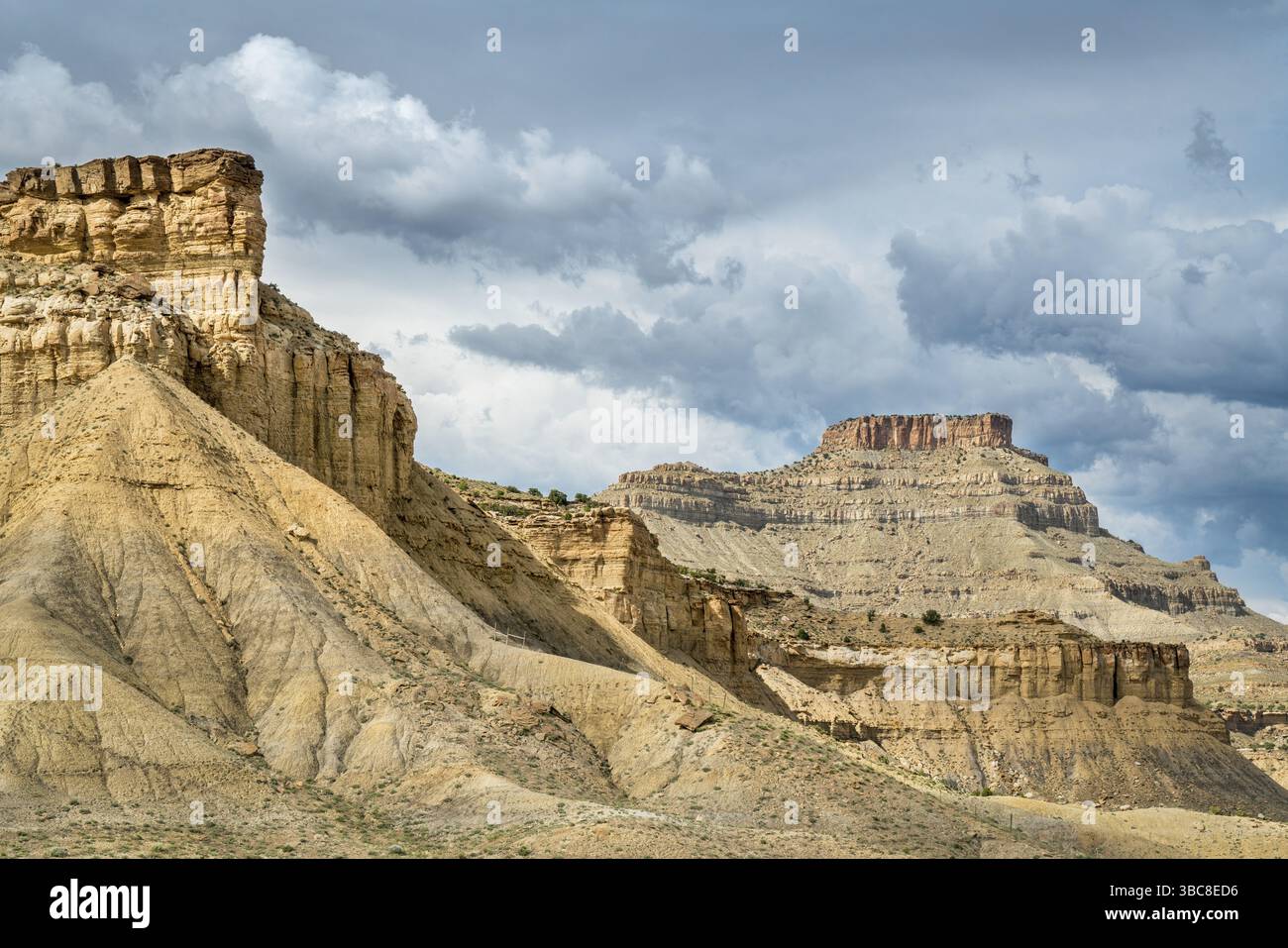 Cliff, buttes and mesa of Book Cliffs in eastern Utah Stock Photo - Alamy