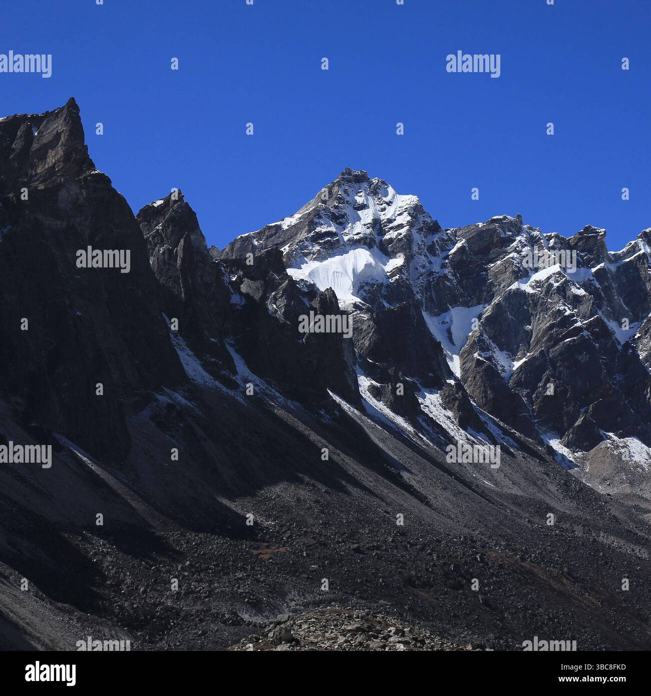 Mountain peaks near Thonak Tsho, Gokyo Valley Stock Photo - Alamy