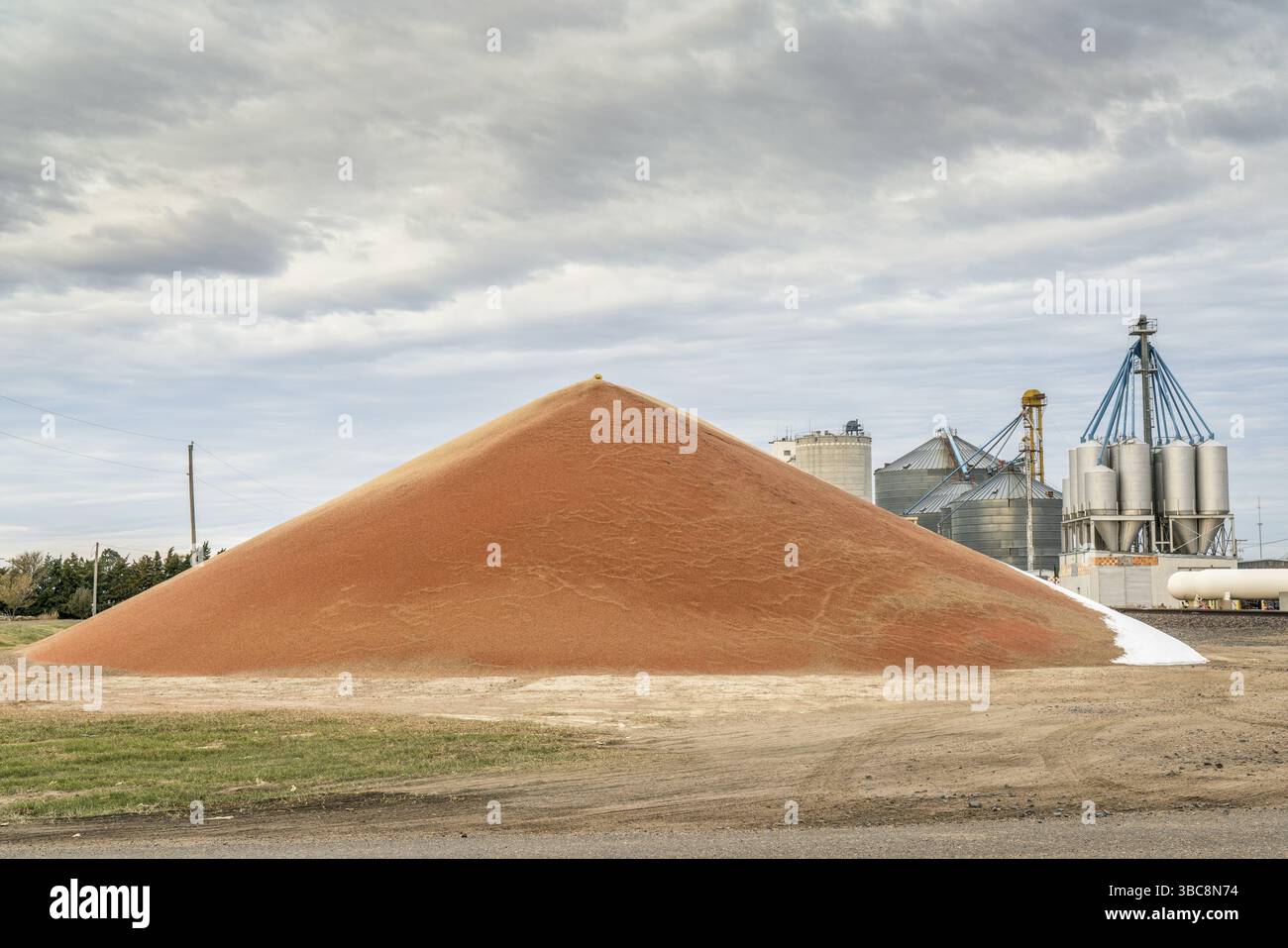 Large warehouse grain storage pile hi-res stock photography and images ...