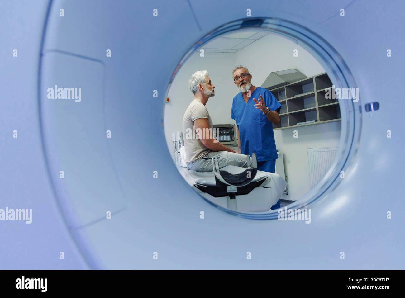 Doctor explaining CT scan results to patient in hospital setting Stock ...