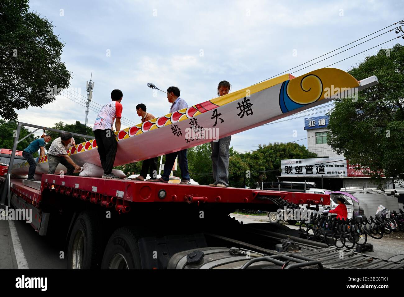 **CHINESE MAINLAND, HONG KONG, MACAU AND TAIWAN OUT** Workers make ...