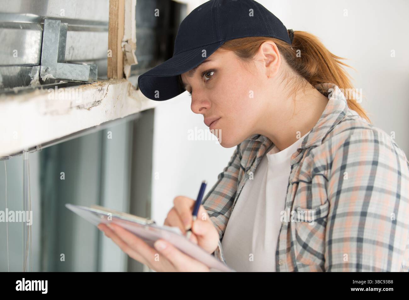 Supervisor survey hi-res stock photography and images - Alamy