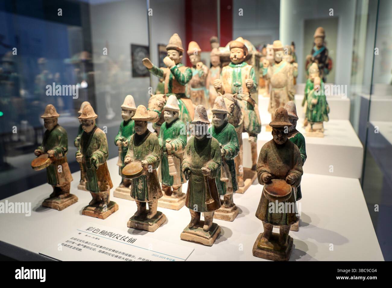 People visit the China Grand Canal Museum in Yangzhou City, east China ...