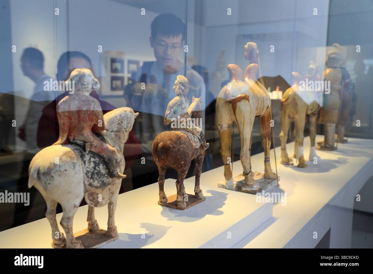 People visit the China Grand Canal Museum in Yangzhou City, east China ...