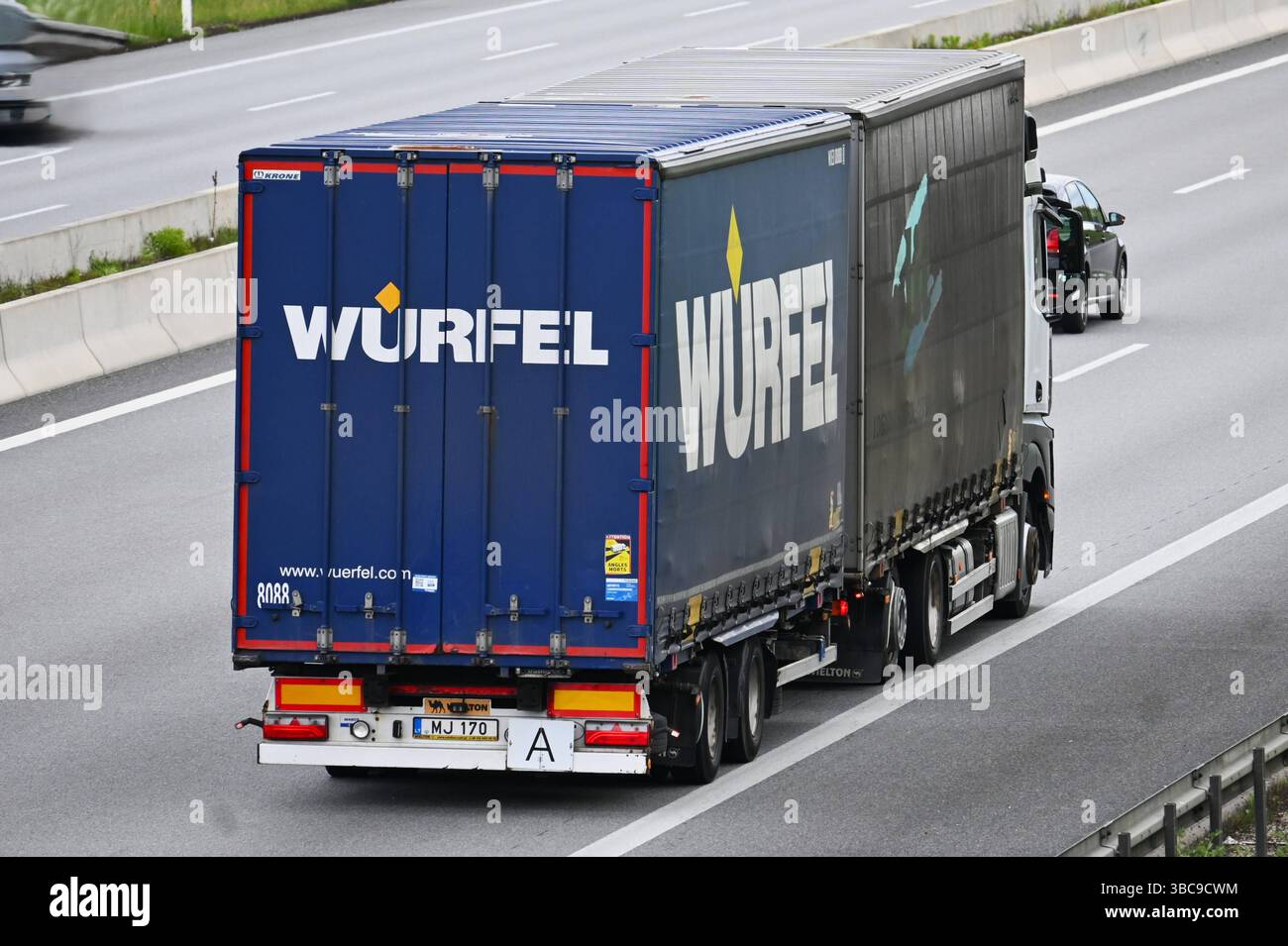 LKW Wechselbrücken-Transport. Wechselbrücke, Würfel Holding GmbH, Bremerhafen *** Truck swap ...