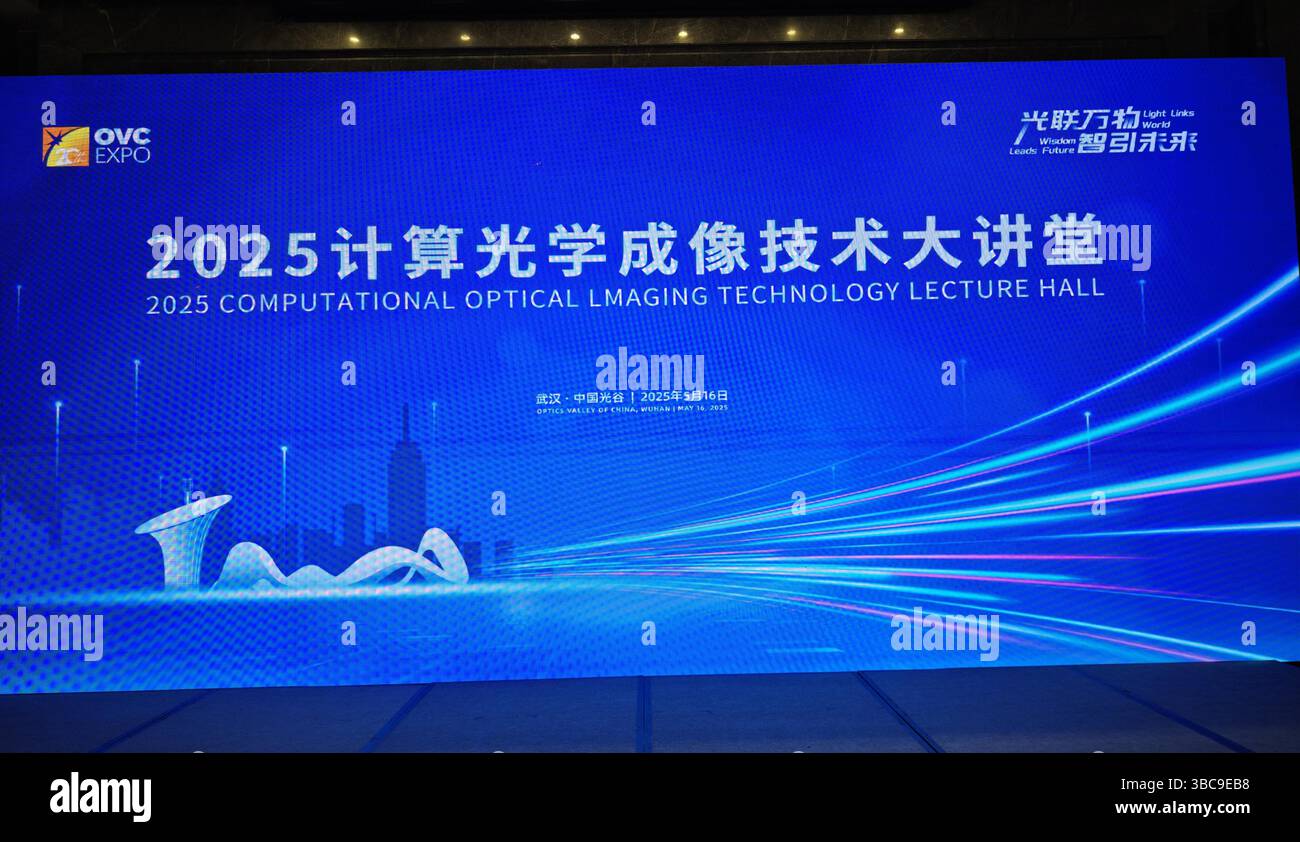 People visit the 20th Optics Valley of China International ...