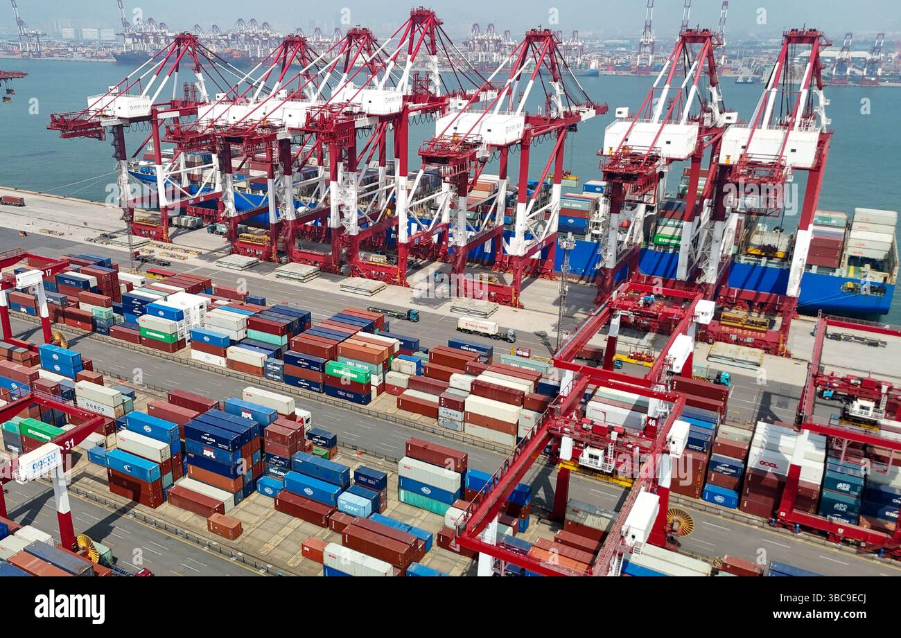 A cargo ship is loading and unloading goods at the Qianwan United ...