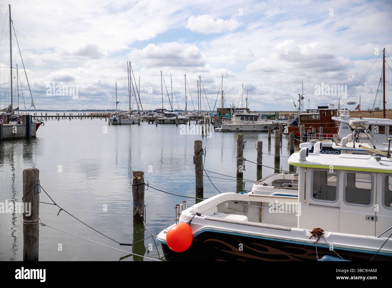 Blick auf den Hafen von Kloster auf der Insel Hiddensee. Fischerboote ...